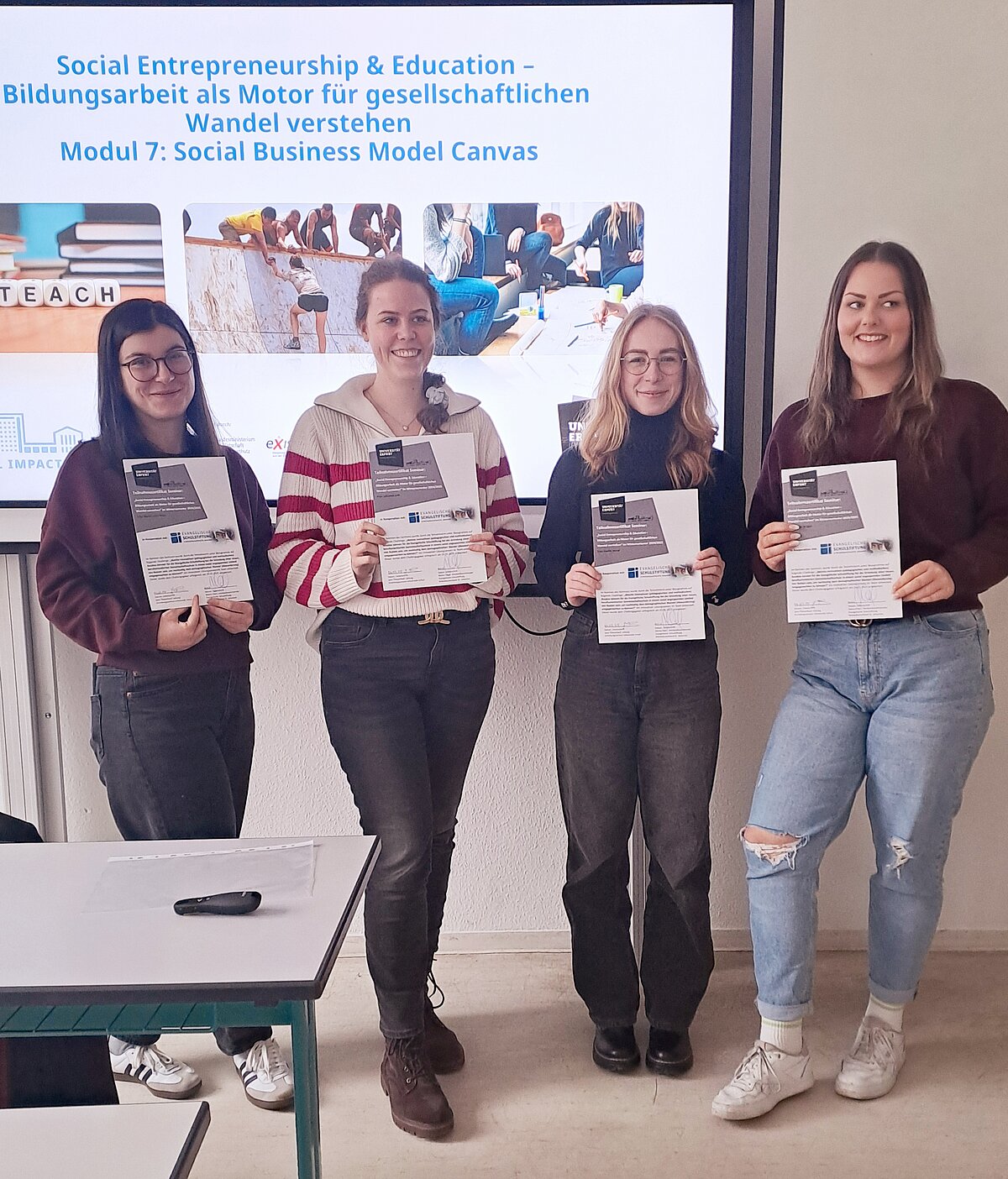 Studierende der Erziehungswissenschaften erhalten Zertifikate