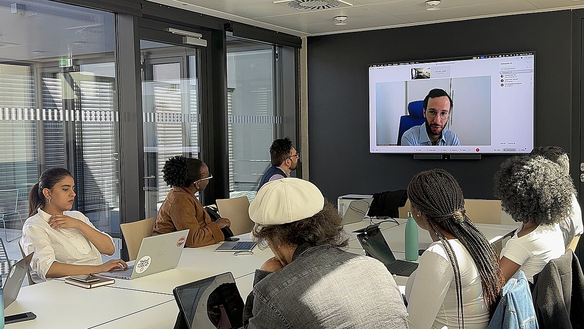 MPP-Studenten nehmen an einer Gastvorlesung über künstliche Intelligenz ...
