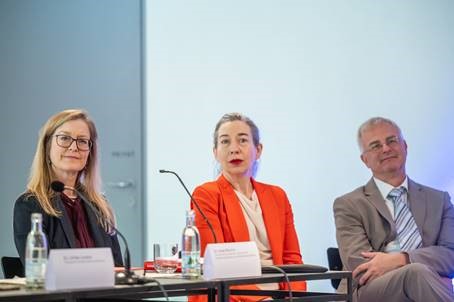 Justus Bier Preis für Kurator:innen 2024 geht an Anke Blümm, Elizabeth ...